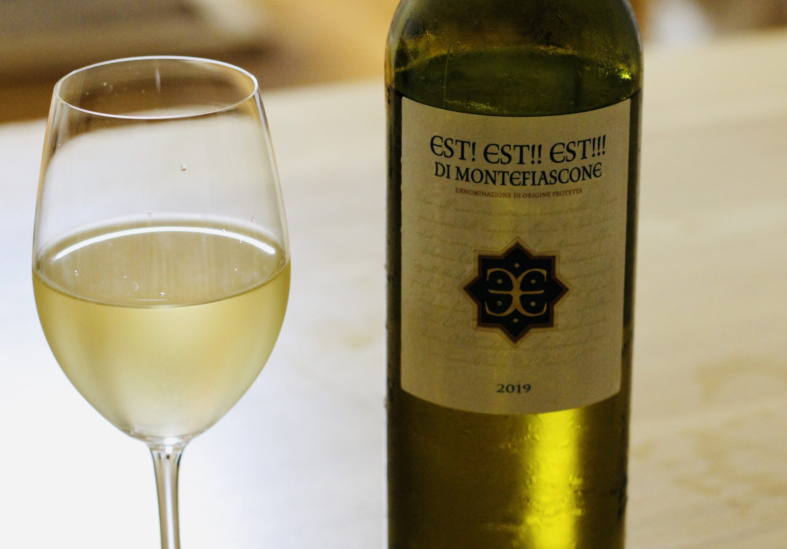 カルディで購入した白ワインEST! EST!! EST!!飲んでみた。 | あじしおごはん